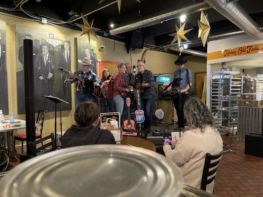 BUNZY’S & BOOZE - Updated May 2024 - 75 Photos & 74 Reviews - 1919 E ...