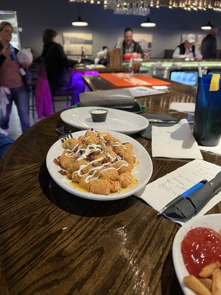 PUB 76 - Updated December 2025 - 15 Photos & 11 Reviews - 38 Linden St ...