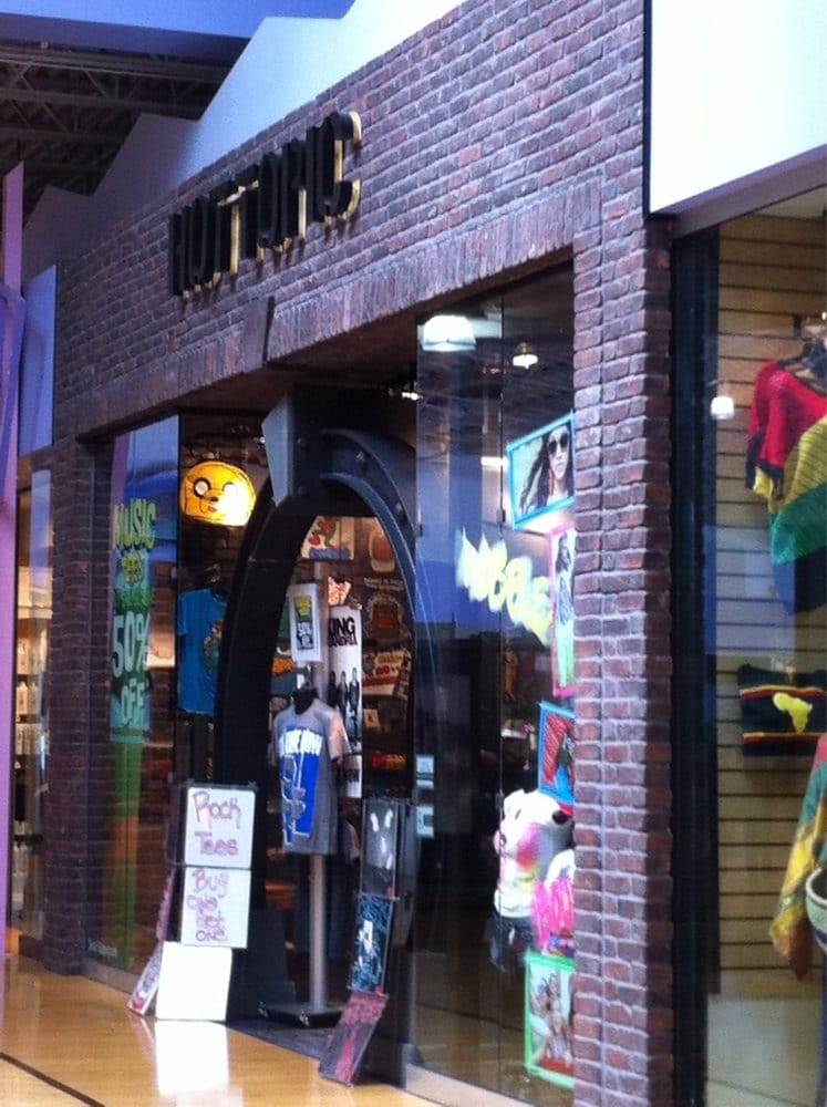 HOT TOPIC - Updated September 2024 - 1101 Outlet Collection Way, Auburn ...