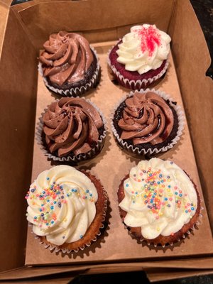 GLITTER QUAKE CUPCAKES - Updated January 2026 - 16 Photos & 14 Reviews ...