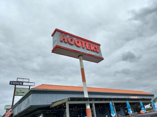 HOOTERS OF NEW CASTLE - Updated July 2025 - 72 Photos & 55 Reviews ...