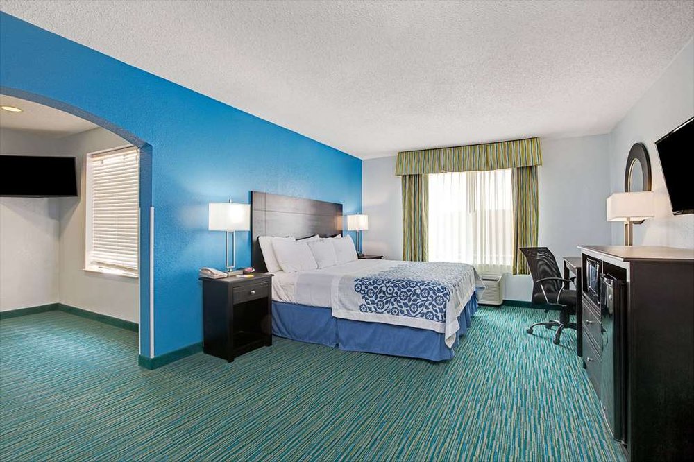 DAYS INN BY WYNDHAM DALLAS GARLAND WEST - Updated August 2024 - 55 ...
