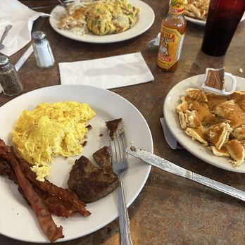 TONY’S BREAKFAST CAFE AND FAMILY RESTAURANT - Updated November 2024 ...