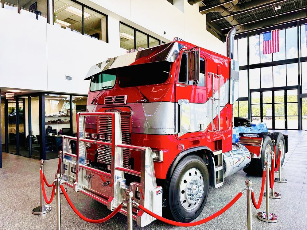 FREIGHTLINER - Updated December 2025 - 15 Photos - 12802 Crosby Fwy ...