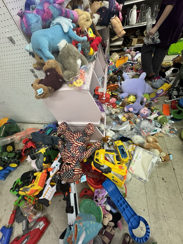 VILLAGE DISCOUNT OUTLET - Updated September 2024 - 20 Photos & 61 ...