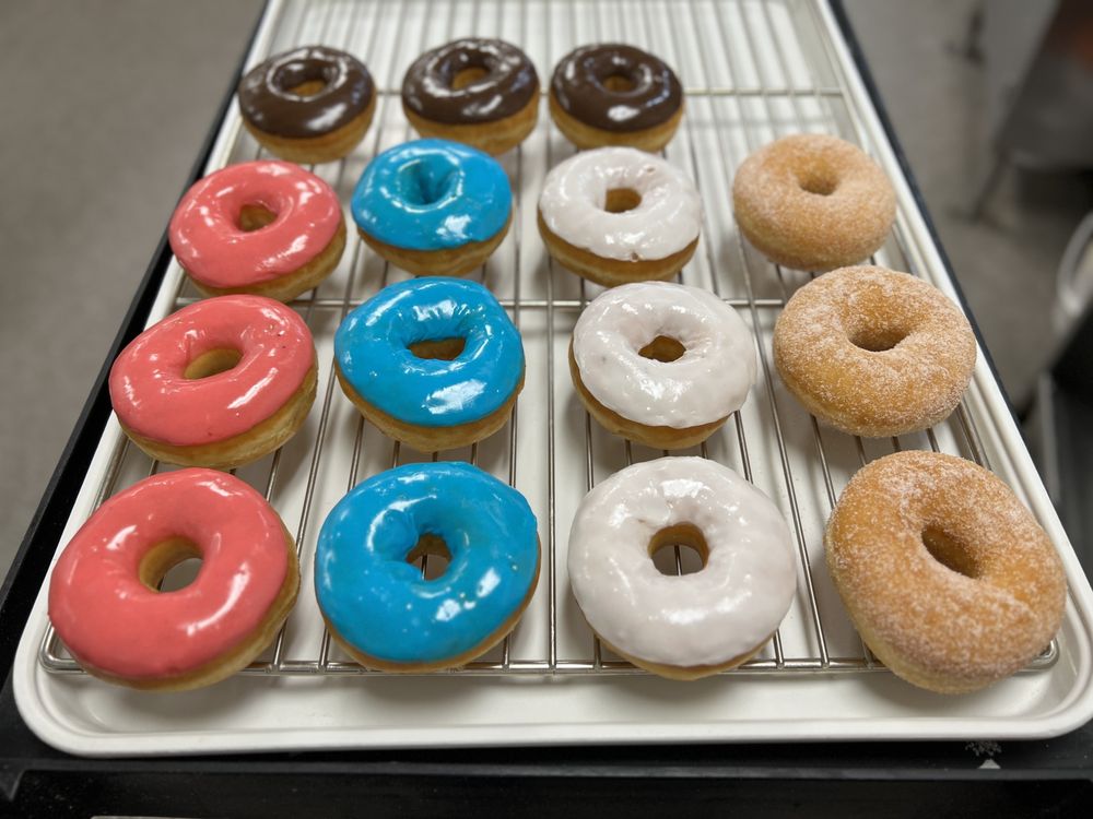 DONUT WORLD - Updated July 2025 - 11 Photos - 1117 E McNeese St, Lake ...