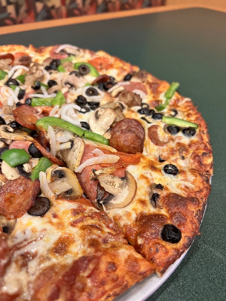 ROUND TABLE PIZZA - Updated January 2026 - 41 Photos & 140 Reviews ...