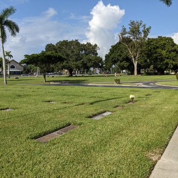 FORT MYERS MEMORIAL GARDENS - Updated October 2025 - 15 Photos & 18 ...