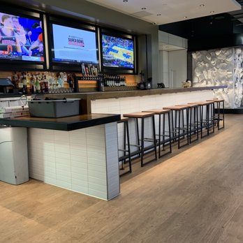 BETWEEN THE RINKS - RESTAURANT & BAR - Updated January 2026 - 33 Photos ...