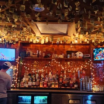 VICTORY LAP RAINEY - Updated January 2026 - 23 Photos - 85 Rainey St ...