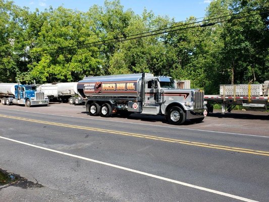 BUCKS RUN OIL - Updated December 2025 - 14 Photos - 1360 Whitaker St ...