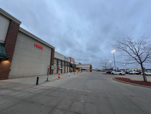 HY-VEE - Updated April 2025 - 169 Photos & 31 Reviews - 4221 W Circle ...