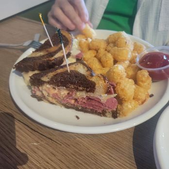 LONGSHOTS BAR & GRILL - Updated January 2026 - 258 Photos & 103 Real ...