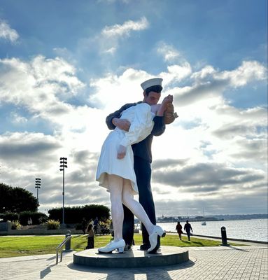 UNCONDITIONAL SURRENDER STATUE - EMBRACING PEACE - Updated October 2025 ...