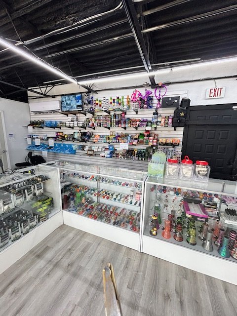 DJ SMOKE SHOP - Updated December 2025 - 5625 Memorial Hwy, Tampa ...