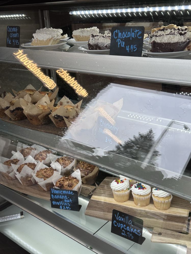 ROUNDABOUT - Updated December 2025 - 164 Elm St, West Springfield ...