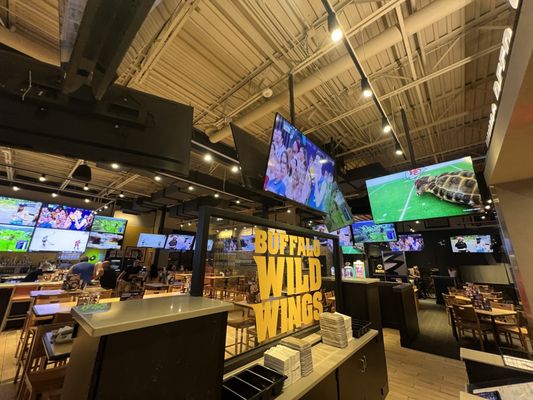 BUFFALO WILD WINGS - Updated August 2025 - 32 Photos & 46 Reviews - 793 ...