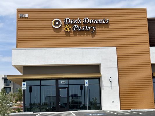 DEE’S DONUTS & PASTRY - Updated December 2025 - 61 Photos & 56 Reviews - 9540 W Skye Canyon Park ...