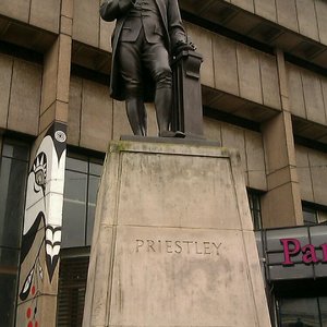 PRIESTLEY’S STATUE - Chamberlain Square, Birmingham, West Midlands ...