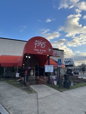 PIKES CINEMA BAR AND GRILL - Updated July 2025 - 173 Photos & 127 ...