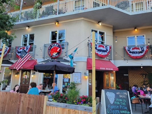 FINS FISH HOUSE & RAW BAR - DOWNTOWN REHOBOTH - Updated August 2025 ...