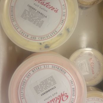 HOLSTEN’S ICE CREAM, CHOCOLATE & RESTAURANT - Updated October 2024 ...