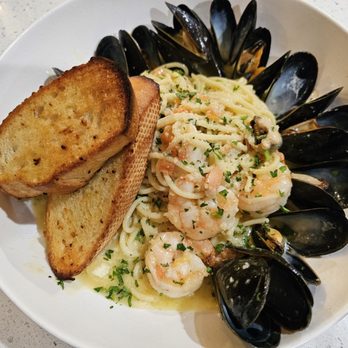 STATION 202 RESTAURANT & BAR - Updated June 2024 - 61 Photos & 16 ...