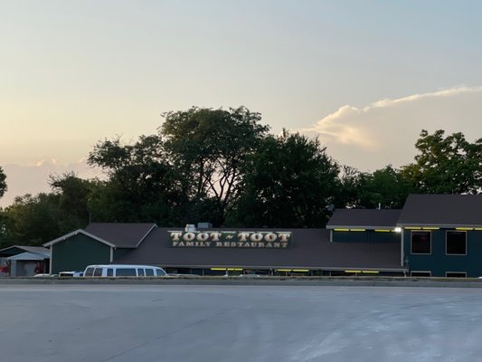 TOOT-TOOT FAMILY RESTAURANT - Updated December 2025 - 154 Photos & 249 ...