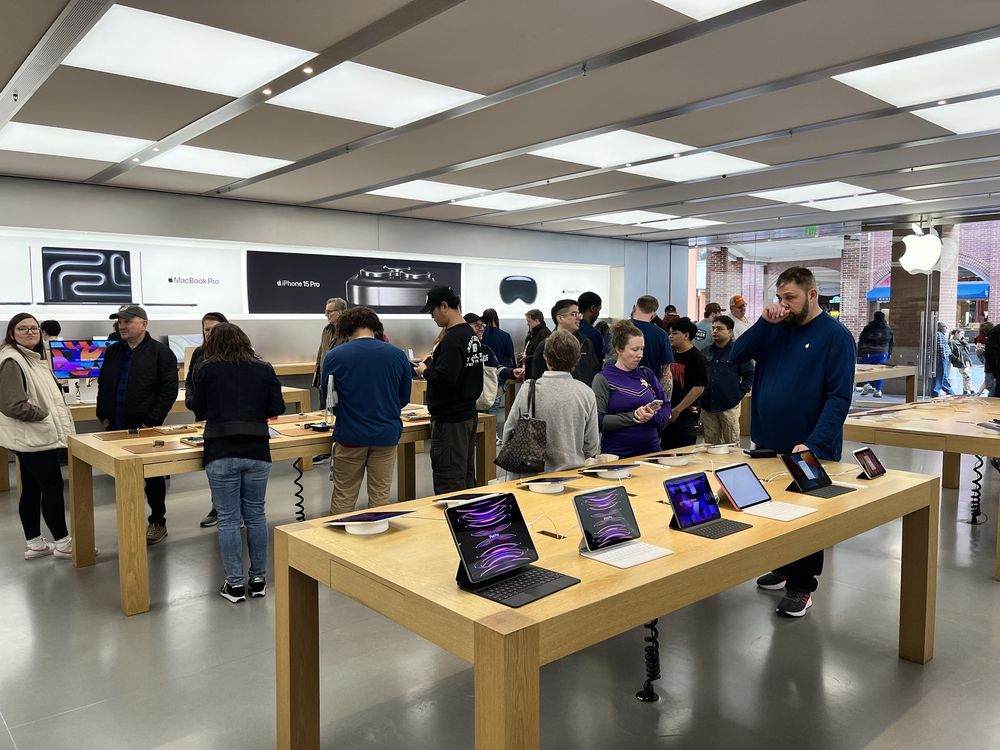 APPLE SHORT PUMP TOWN CENTER - Updated October 2025 - 20 Photos & 202 ...