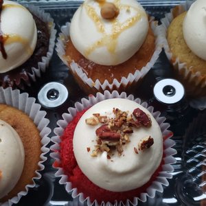 ENDULGE CUPCAKE BOUTIQUE - 156 Photos & 220 Reviews - 749 Moreland Ave ...