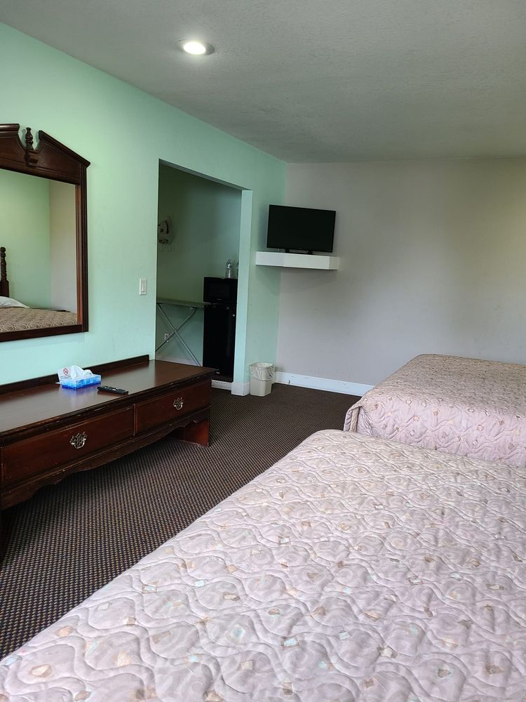 SCENIC RIVER INN - Updated September 2025 - 44 Photos - 915 Main St ...