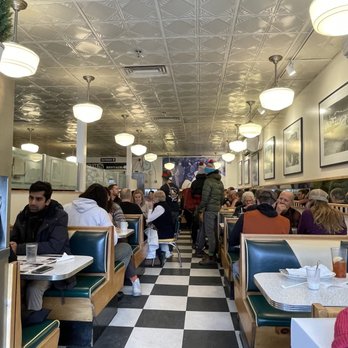 LOU’S RESTAURANT & BAKERY - Updated July 2024 - 241 Photos & 393 ...