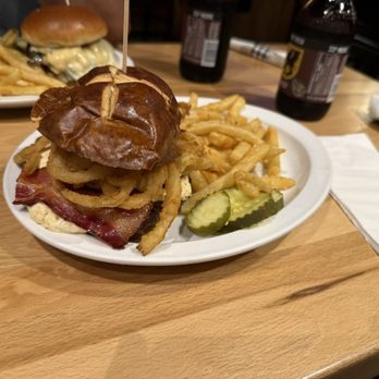 EAST TROY HOUSE - Updated October 2025 - 47 Photos & 44 Reviews - 2093 ...