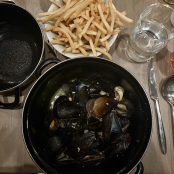 THE HENRI - Updated December 2025 - 140 Photos & 73 Reviews - 1301 ...