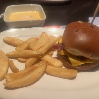 RED ROBIN GOURMET BURGERS AND BREWS - Updated December 2024 - 502 ...