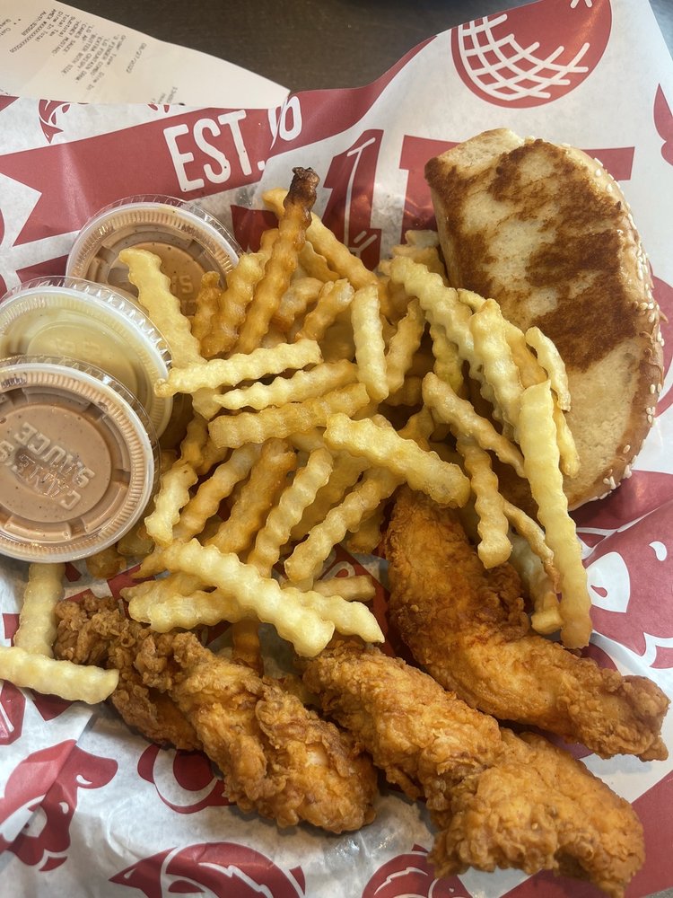 RAISING CANE’S CHICKEN FINGERS - 13480 NW Freeway, Houston, Texas ...