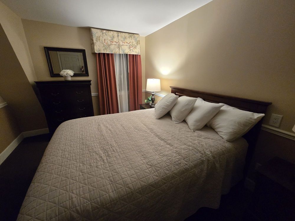 RED COACH INN - Updated May 2025 - 13 Reviews - 2 Buffalo Ave, Niagara ...