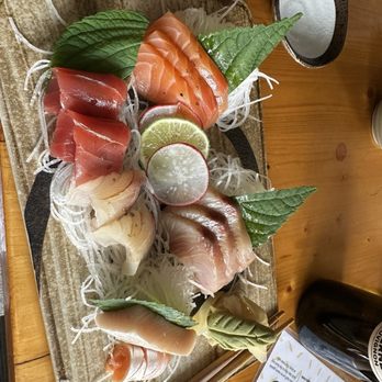 YELLOWTAIL SUSHI BAR AND ASIAN KITCHEN - Updated October 2024 - 301 ...