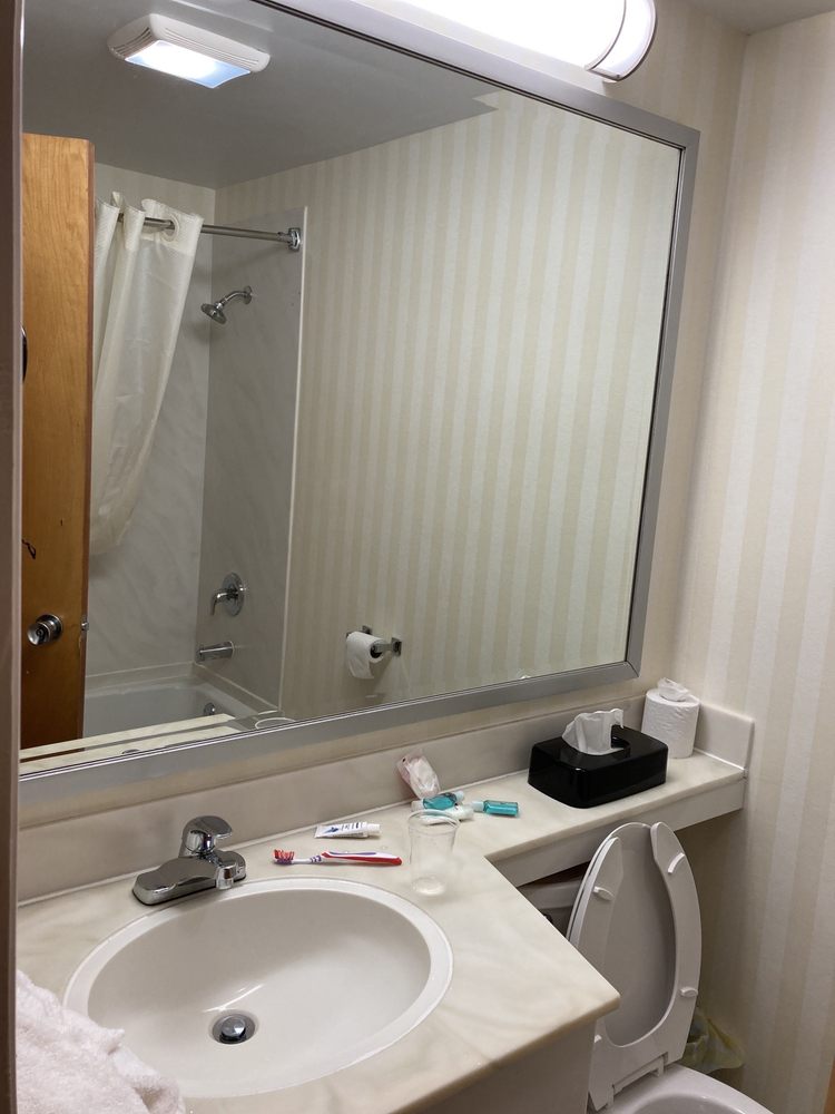 ECONO LODGE LAKES REGION - Updated July 2024 - 23 Photos & 22 Reviews ...