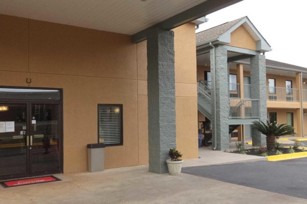 ECONO LODGE - Updated October 2025 - 11 Photos - 142 US Hwy 82 E ...