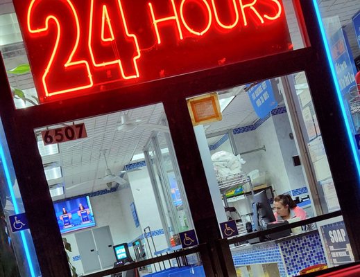 SPLISH SPLASH LAUNDROMAT - Updated November 2025 - 39 Photos & 48 ...