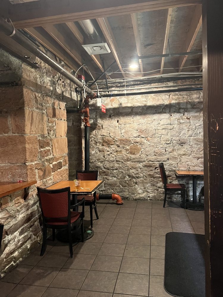 BEERHIVE PUB - Updated May 2025 - 460 Photos & 507 Reviews - 128 S Main ...