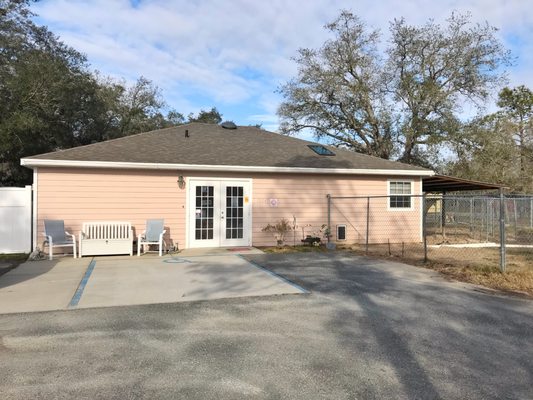 RED WOOF INN PET HOTEL - Updated August 2025 - 12 Photos - 12247 Eskimo ...