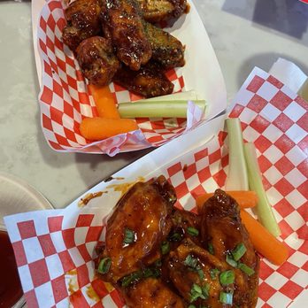 FLAPPY’S WINGS AND BAR - Updated September 2024 - 159 Photos & 80 ...