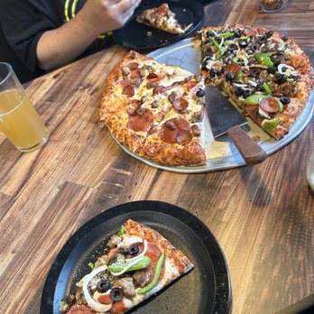 ROUND TABLE PIZZA - Updated December 2025 - 105 Photos & 151 Reviews ...