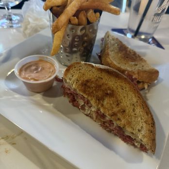 THE BLIND BEAR - Updated January 2026 - 12 Photos & 14 Reviews - 2000 ...