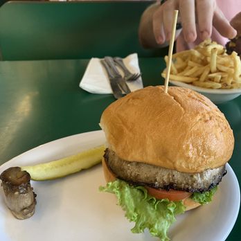HAPPY BURGER DINER - Updated July 2024 - 557 Photos & 689 Reviews ...