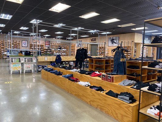 KINGS - Updated October 2024 - 57 Photos & 60 Reviews - 4889 Holt Blvd ...