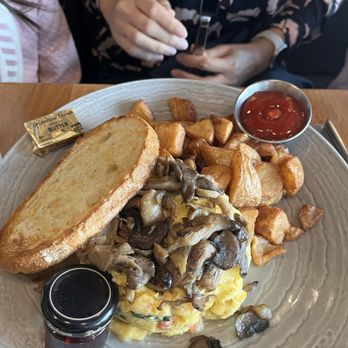 WATER’S TABLE - Updated March 2025 - 1133 Photos & 717 Reviews - 1053 ...