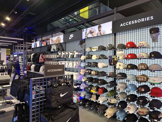 JD SPORTS - Updated October 2025 - 25 Photos - 10 S State St, Chicago ...